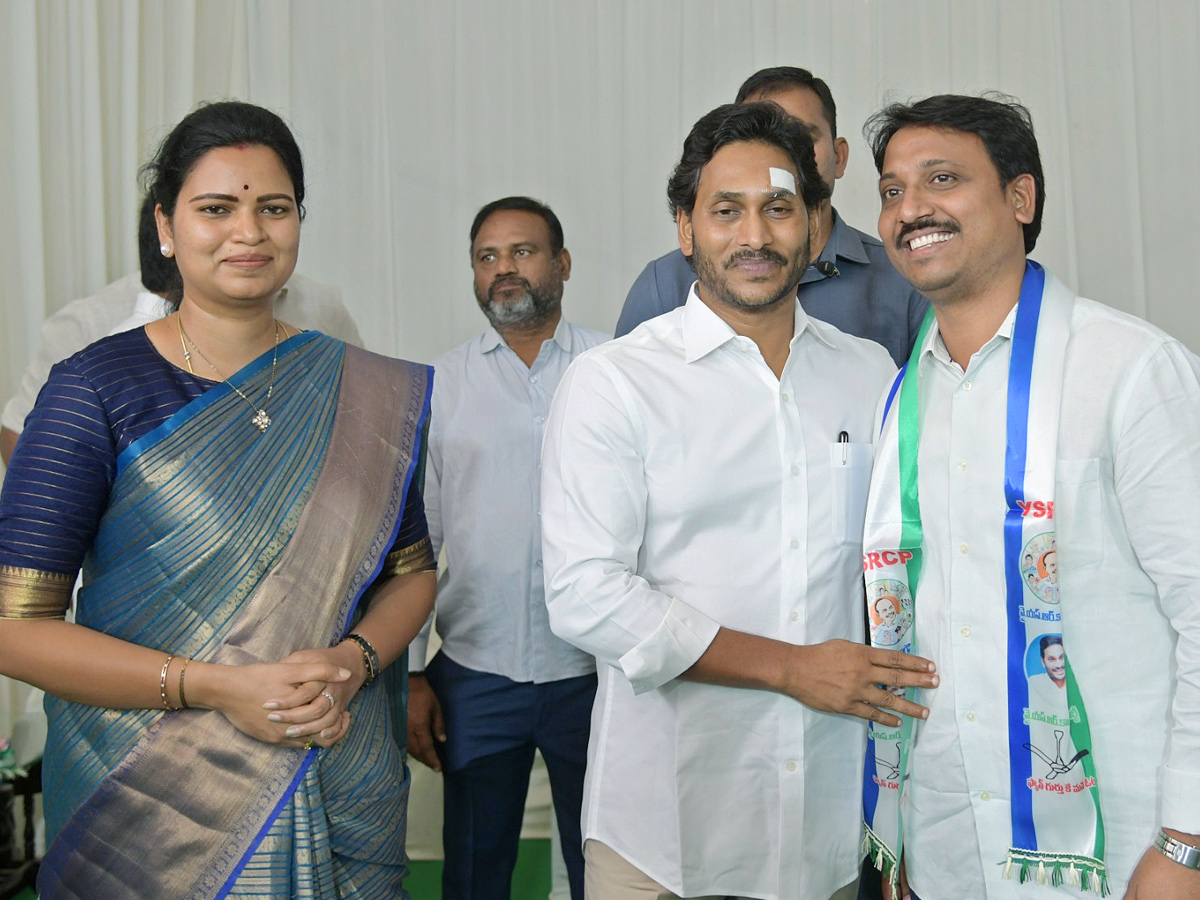సీఎం జగన్‌ సమక్షంలో వైఎస్సార్‌సీపీలోకి భారీ చేరికలు (ఫొటోలు) | Tdp And Janasena Leaders Joins ...